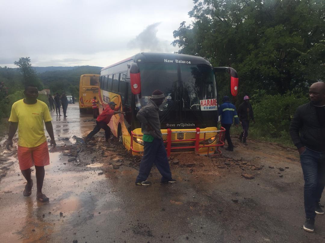PICTURES: Bus Stuck In The Road As Tarred Road Gives In #CycloneIdai ⋆ ...