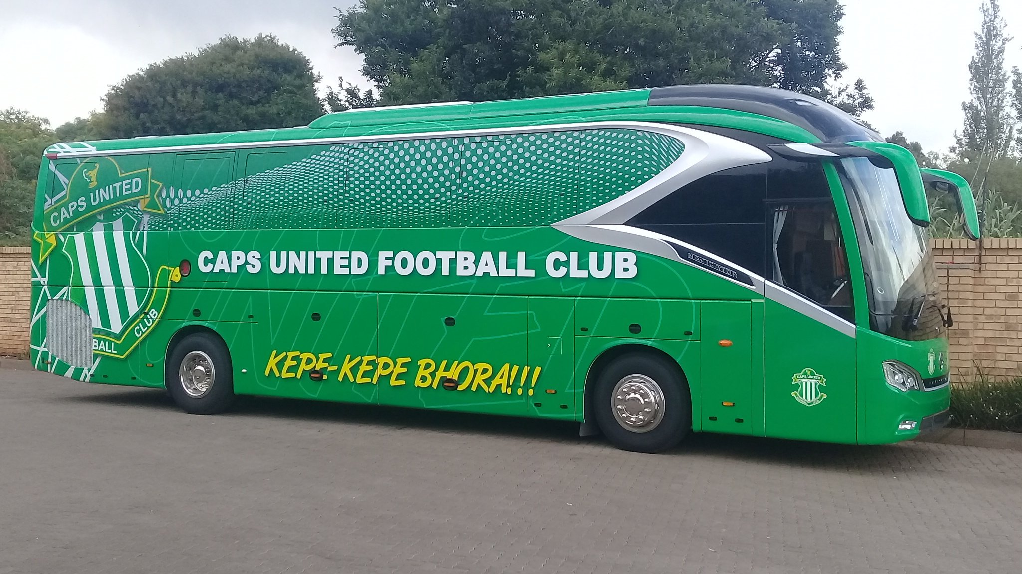 Mushekwi Hands Over Bus To Caps United ⋆ Pindula News