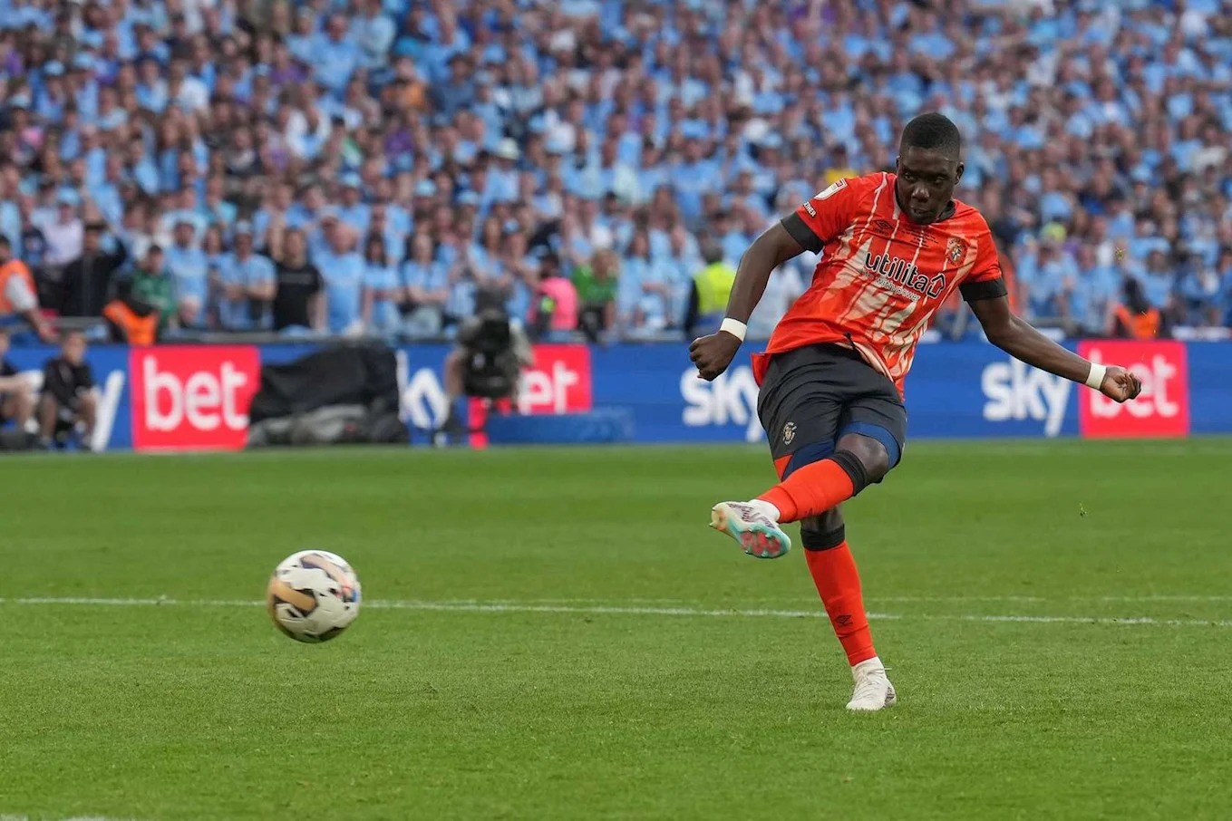 OFFICIAL: Marvelous Nakamba Joins Luton Town On A Three-year Deal ⋆ ...